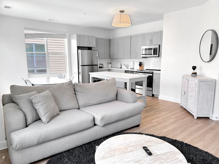 Poolside Luxury | Gray 2br/2bth In Prime Arlington - Arlington, VA