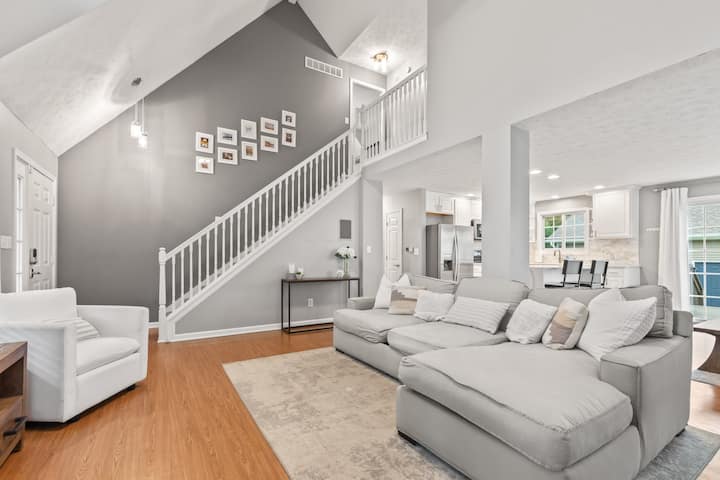 Relaxing 4br Home With Plenty Of Space & Comfort - Castleton, IN