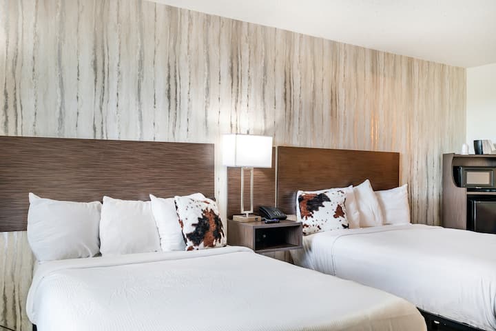 Modern 2-bed • Pool • 8 Mins From Broadway - Nashville, TN