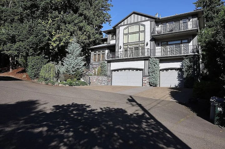 Private Forest Estate - Theater Sauna Game Room - Happy Valley, OR