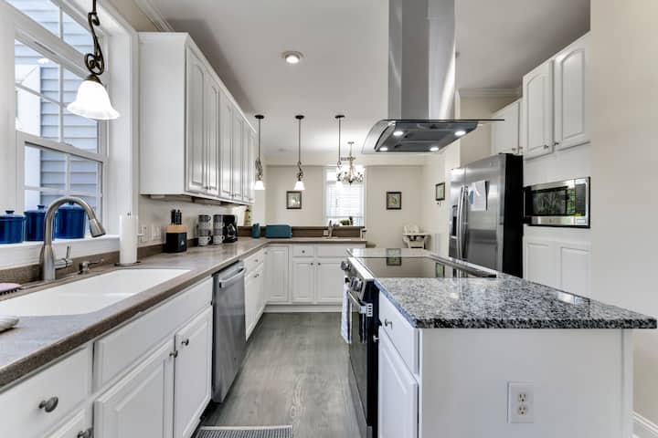 Norfolk 4br Home Walk To Beach 2 Suites - Virginia Beach, VA