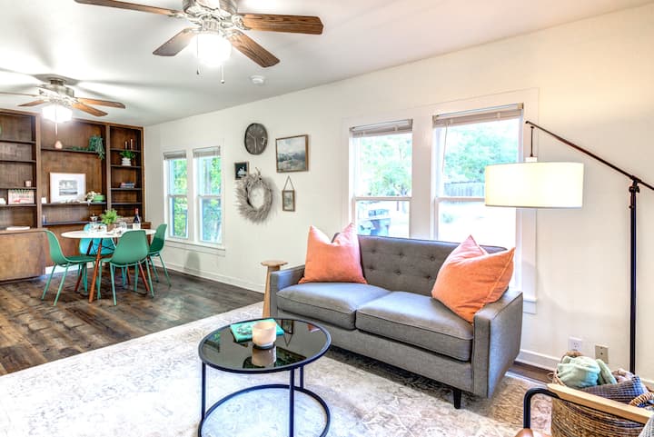 Cozy, Clean And Charming! Quiet But Close 2 All! - San Marcos, TX