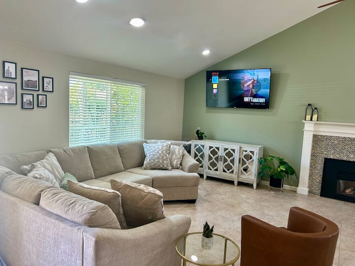 3br/ 3ba Family Retreat W/ Patio, Games & Netflix - Fresno, CA