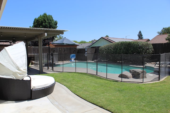 Sleek & Sunny Stay, Pool Side - アメリカ フレズノ, CA
