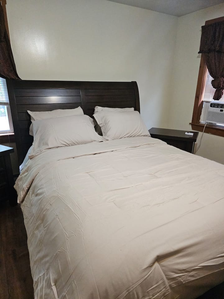 Kings & Queens Apartment - Warwick, RI