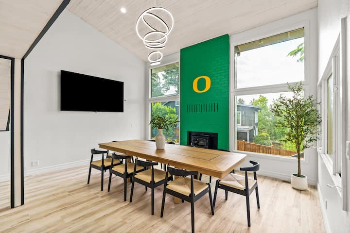 Go Ducks! 5br 4.5bth Hillside Retreat, Sleeps 15 - Eugene, OR