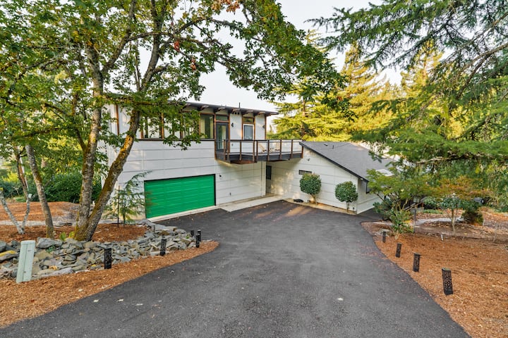 Game Day House Hot Tub Tailgate - Eugene, OR