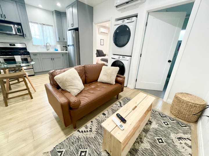 Specious Studio Near Universal - Valley Village - Los Angeles