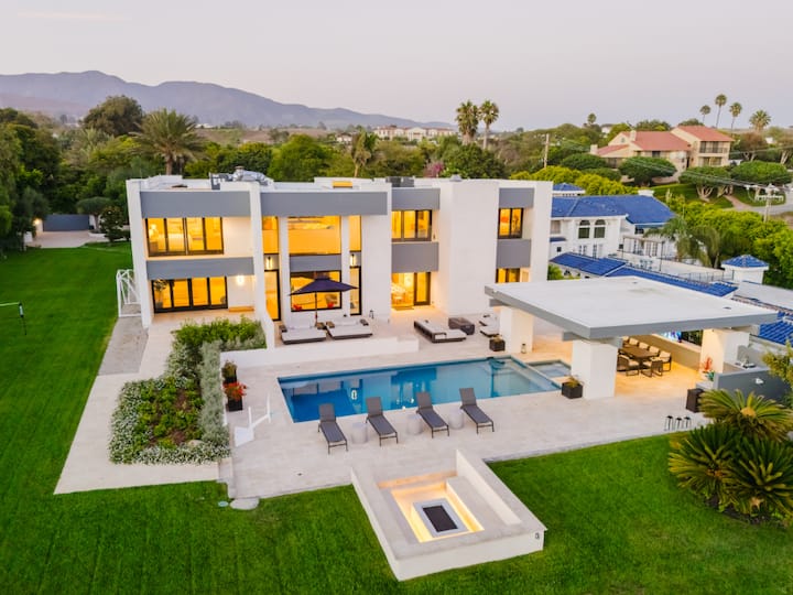 Wake Up To The Waves In Malibu Beachfront Estate - 말리부