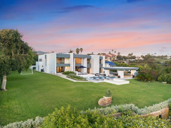 Wake Up To The Waves In Malibu Beachfront Estate - Malibú, CA