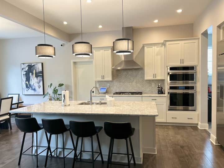 Modern Spacious 6-bedroom Track Season Retreat - Clifton Park, NY