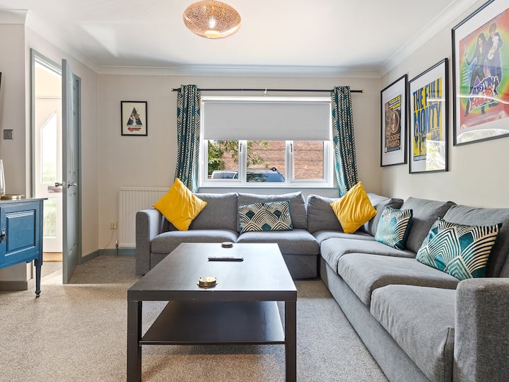 Bright, Modern York Home With Free Parking - York