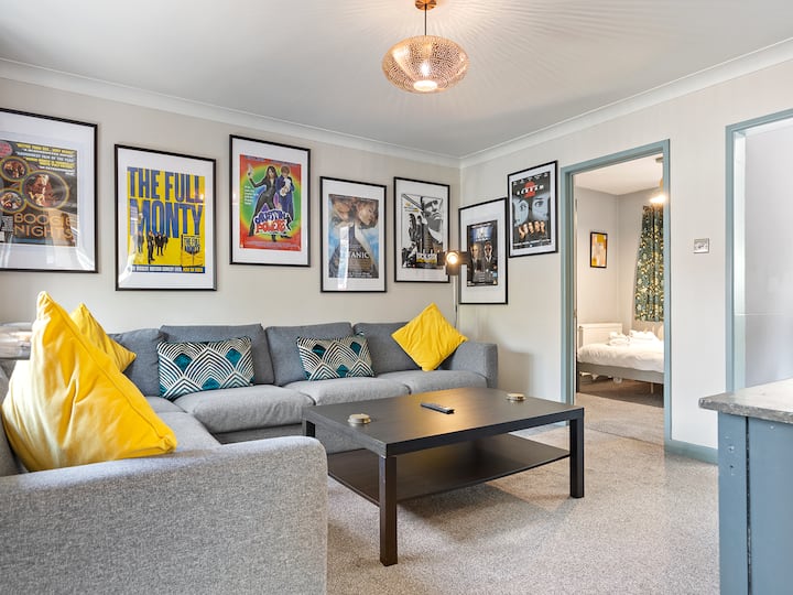 Bright, Modern York Home With Free Parking - York
