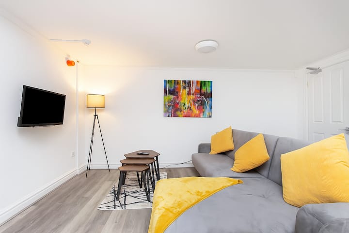 Ample Parking | Huge Flat 1431 Sqft | Contractors - Wakefield
