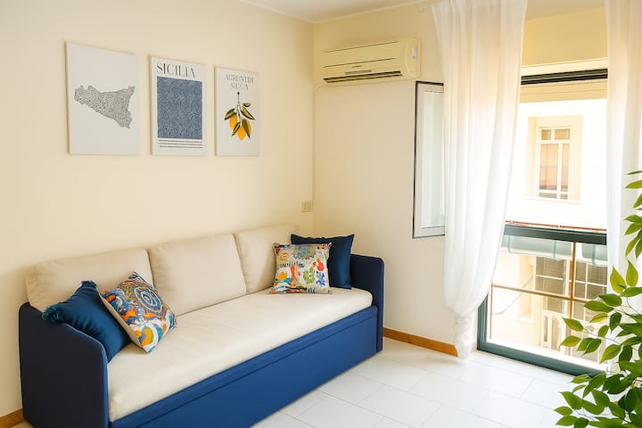 Bright Central Loft | Easy Car Access - Taormina