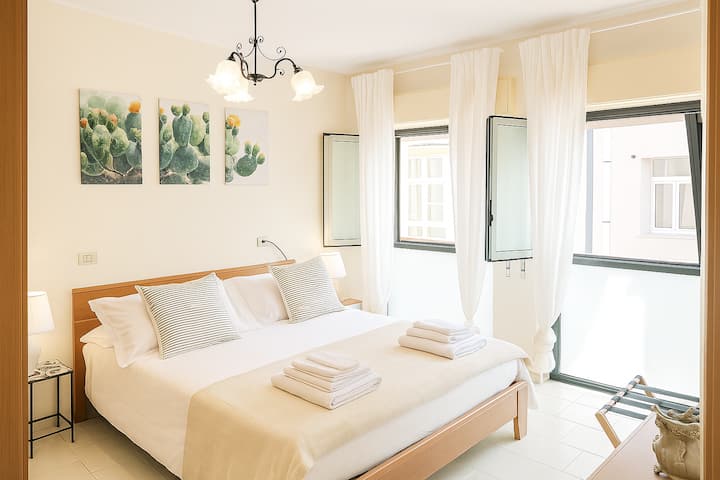 Bright Central Loft | Easy Car Access - Taormina