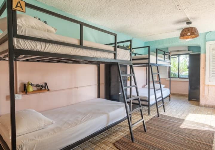 10 Bed Mixed Community Dorm - Cancún