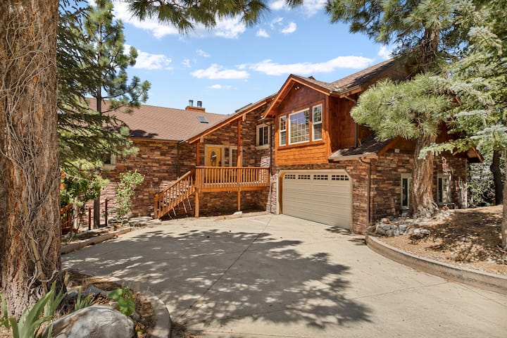 Treetop Oasis + Hot Tub + Lake Views +Ev + A/c - Big Bear, CA