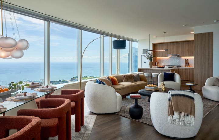 Luxe Apts: Stunning Lake Views, Resort Amenities - Chicago, IL