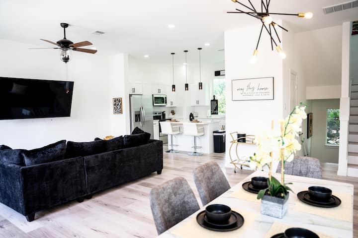 Modern Luxe Escape | 3 Floors • Near Downtown - Houston, TX