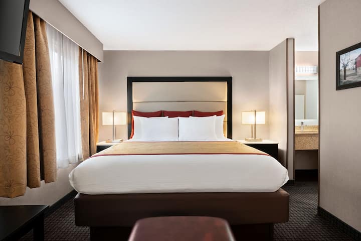 The Lancaster King Suite - Lancaster, PA