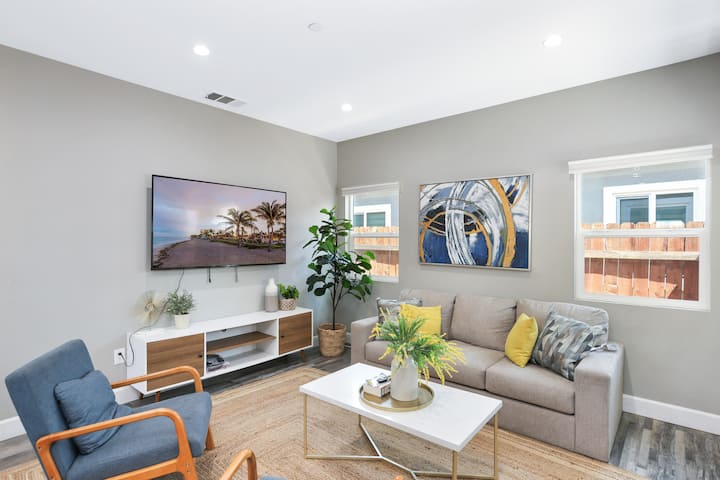 Beautiful Designed Norwalk Home Nearby Disneyland - Buena Park, CA