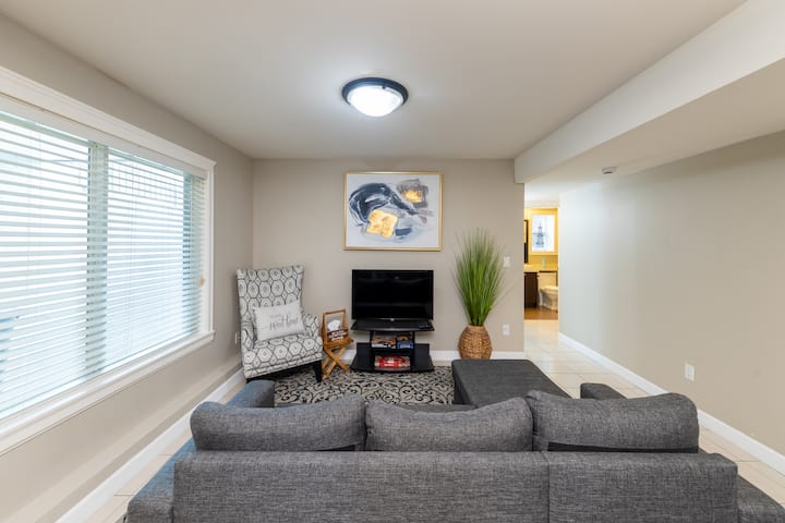 Luxury 2 Bedroom Surrey Basement Suite | Sleeps 6 - Surrey