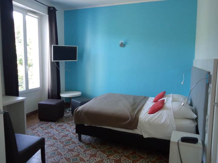 Chambre Spacieuse Avec Baignoire Design Et Douche - Les Vans