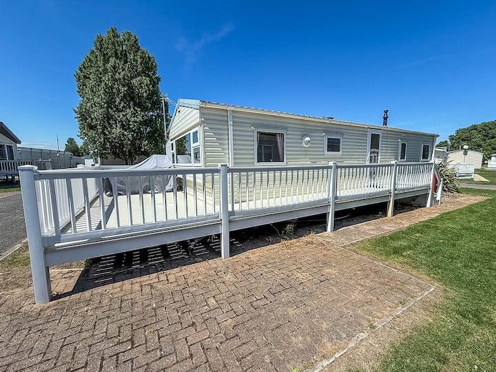 Caravan With Decking At Naze Marine Ref 17009wc - Walton-on-the-Naze