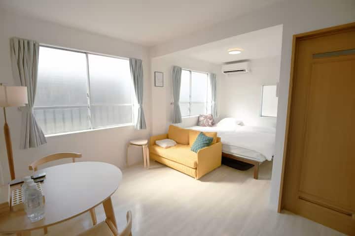 Sleep Soundly On A Wide King Bed –Comfort Awaits2f - Harajuku