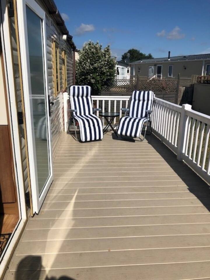 Caravan With Decking At Dovercourt Ref 44002f - Walton-on-the-Naze
