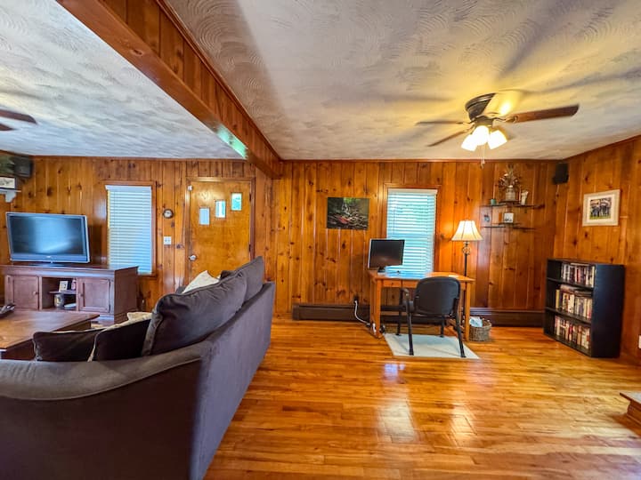 The Black Cat Cottage - Elkins, WV