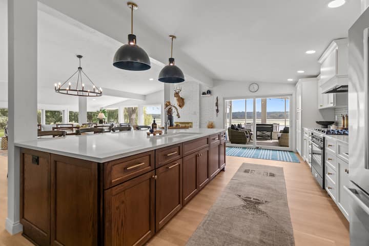 Remodeled Lake Retreat Putting Green, Game Roombar - Green Lake, WI