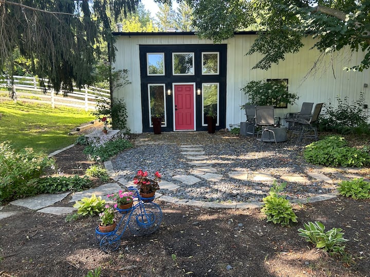 Secluded Studio Getaway - Iowa City, IA