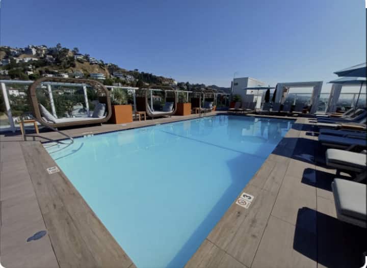 Hollywood: 2-bed With City Views & Rooftop Pool - Hollywood, CA