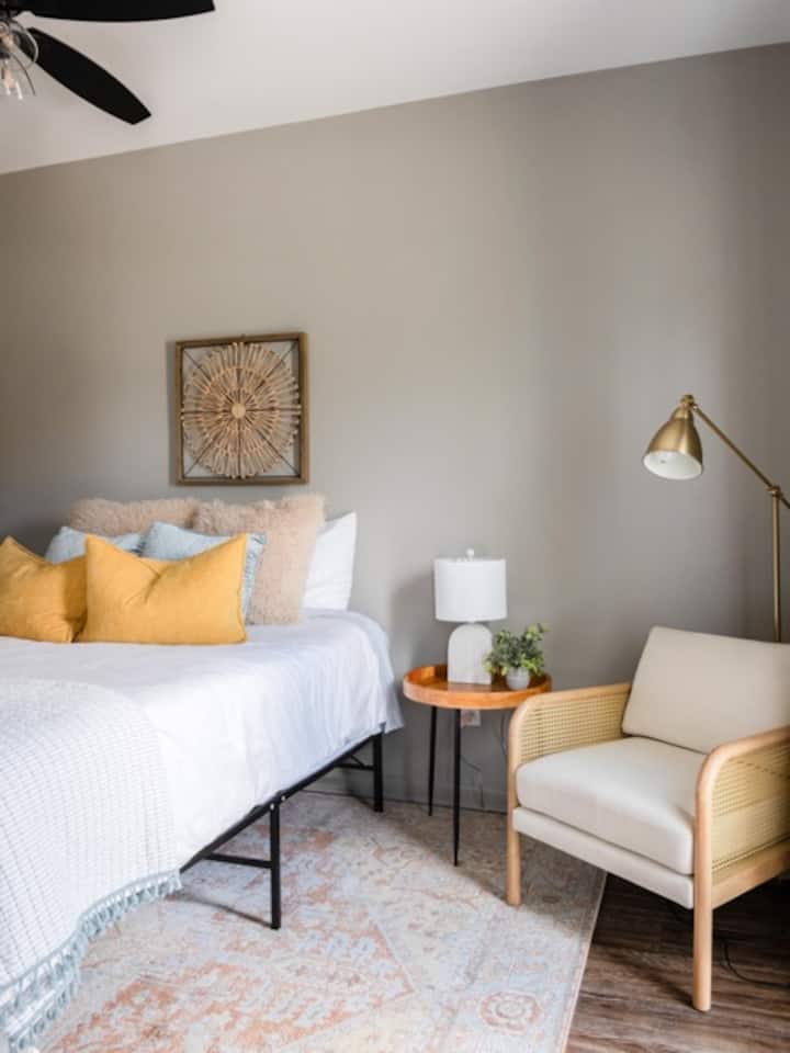 Warm Winter Studio Steps From Downtown Bryan - Bryan, TX