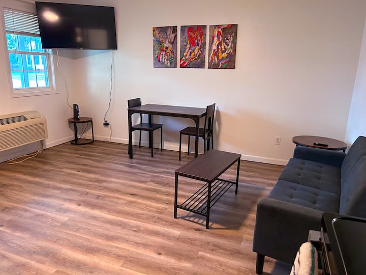 Cozy 1bd/1ba In Colchester - 테네시