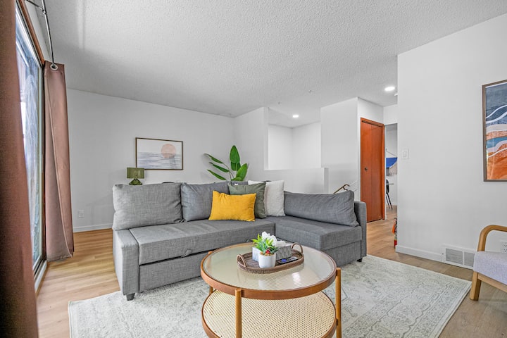 The Palm - Near Dt, Shopping & Restaurants! - Calgary
