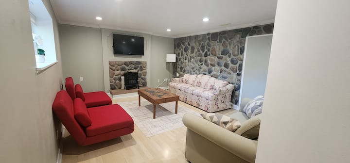 Large 2 Bedroom Suite With Backyard - Sooke