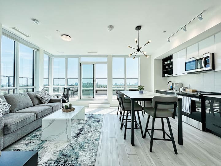 The Panorama Penthouse | 180° Views | Free Parking - Toronto