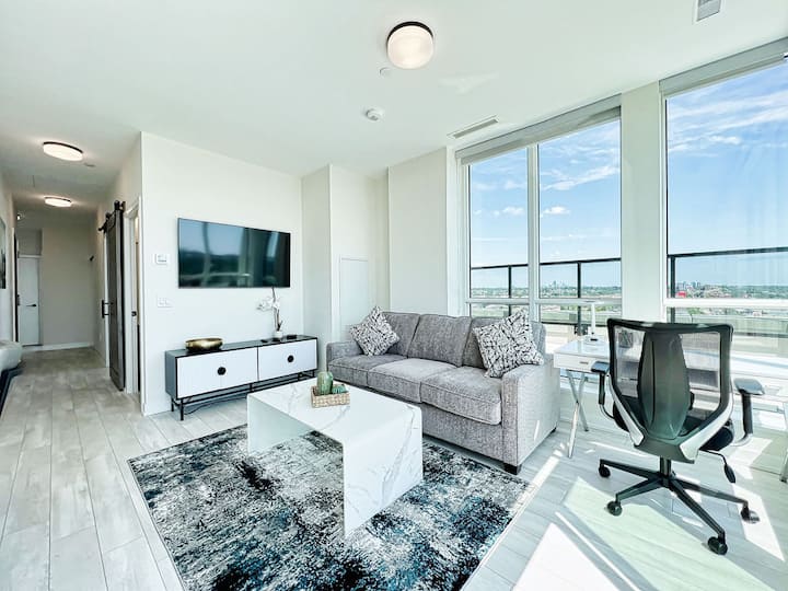 The Panorama Penthouse | 180° Views | Free Parking - Mississauga