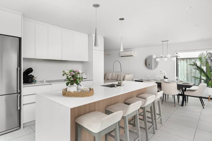 Luxury 2br Waterfront Condo - Laval