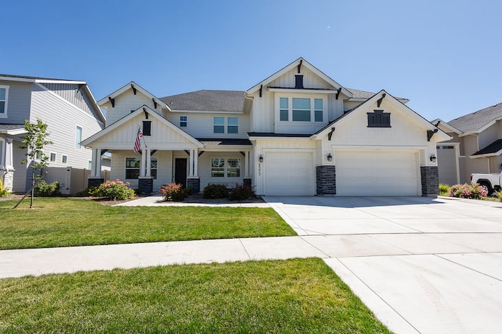 *Amenity Packed* Modern Estate - Meridian, ID