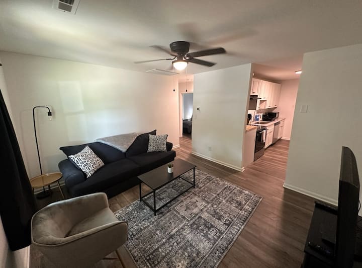 Downtown Unit Directly On Greenway, Nice Deck! - Raleigh, NC