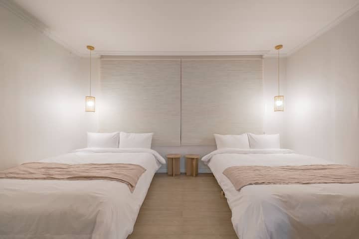 [New Open]  홍대 연남 ｜넓은 3베드룸+2욕실 단체여행｜공항철도 직행｜무료픽업 - Seoul