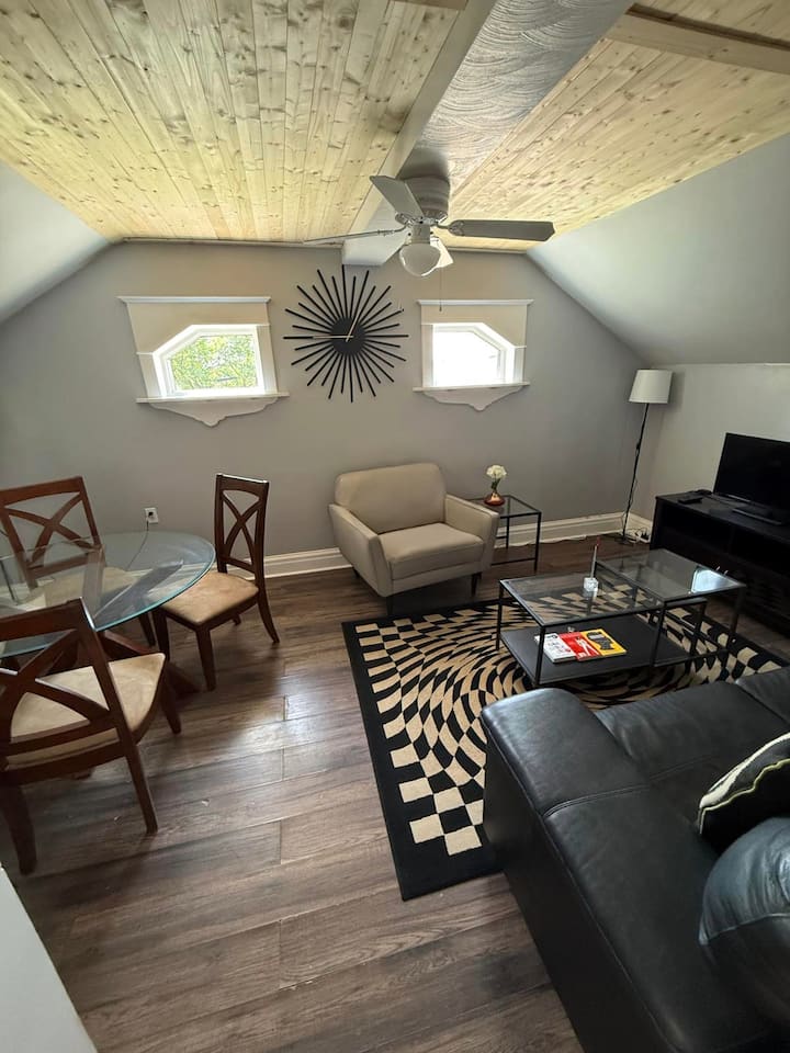 Cozy Entire 2 Bedrooms Vacation Rental Unit - Niagara Falls