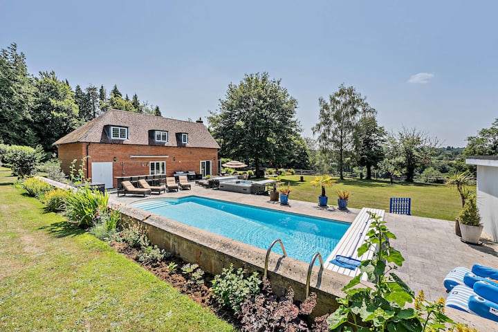 Perfect Booking | Luxury Home With Pool & Gym - Maidstone