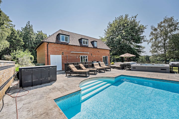 Perfect Booking | Luxury Home With Pool & Gym - Maidstone