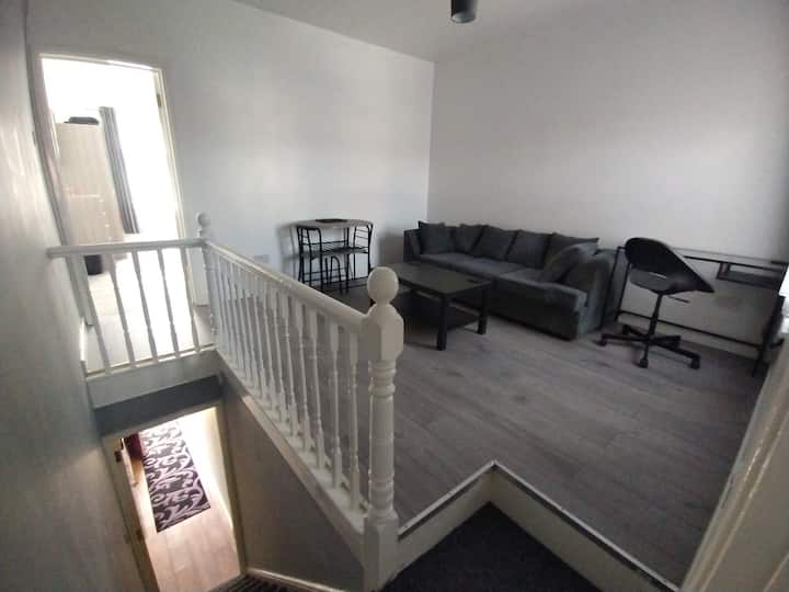 With Parking, Close To Town, Railway, Bus & Shops - Reading