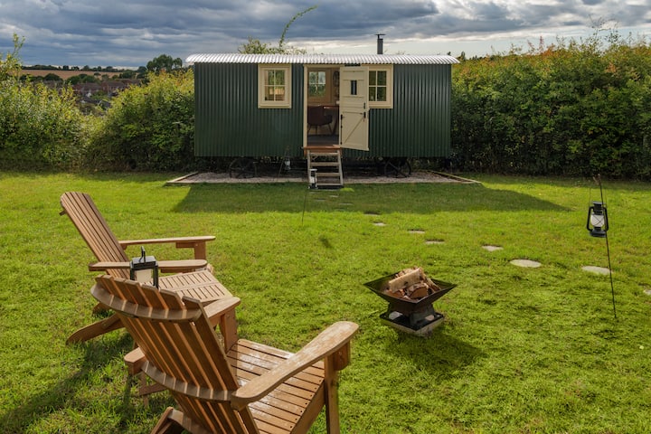 Hilltop Shepherds Hut Retreat - Essex